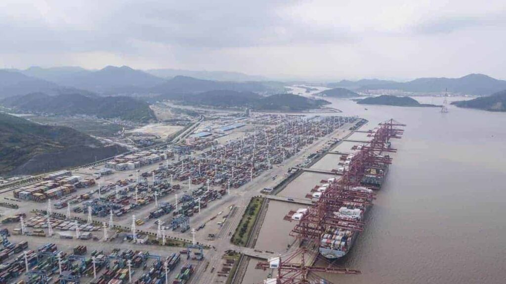 Terminal de Meishan, no porto de Ningbo, é reaberto na China, mas ...
